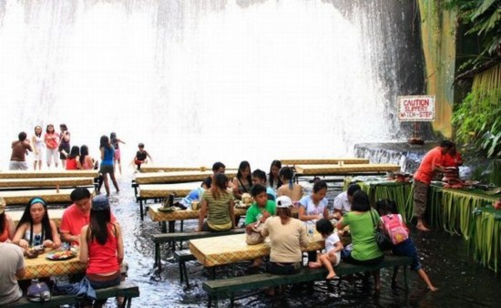 keindahan restoran air terjun di Villa Escudero Filipina