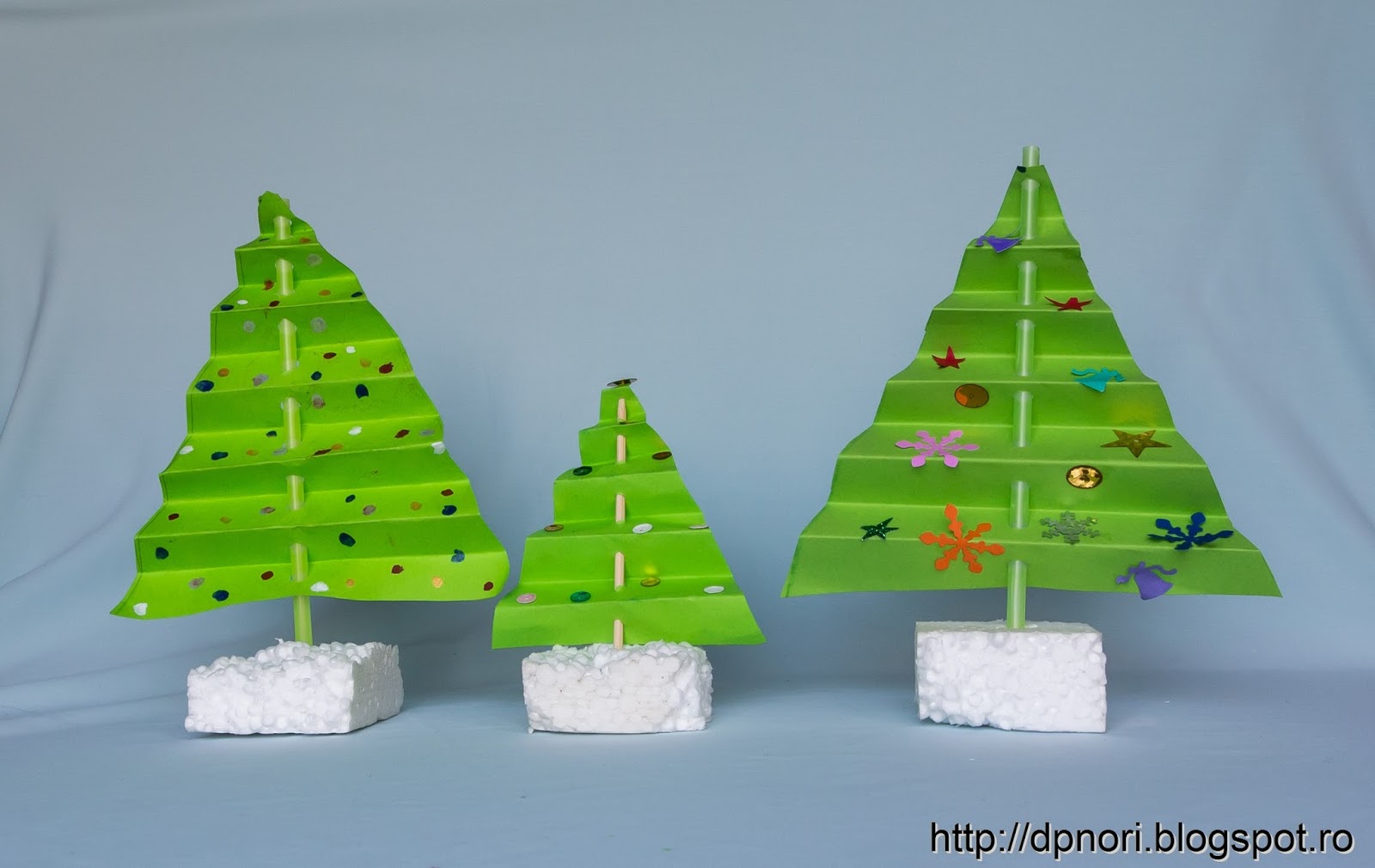 .printre nori: Bradut de Craciun din hartie- variante simple pentru copii