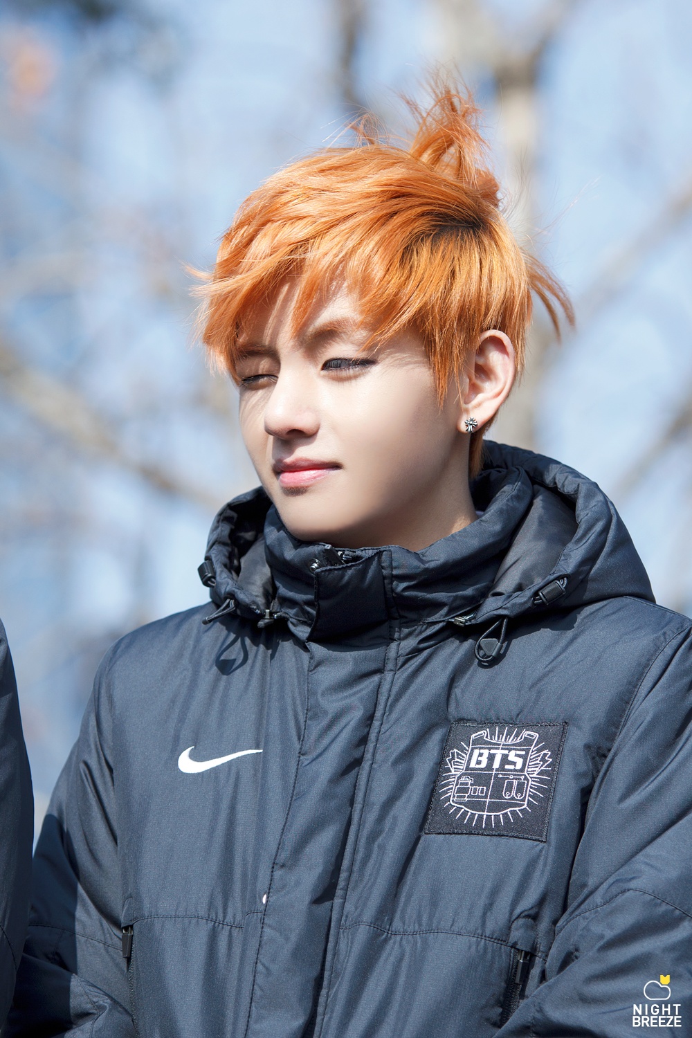 15 Foto BTS V Tampil Keren dengan Berbagai Warna Rambut