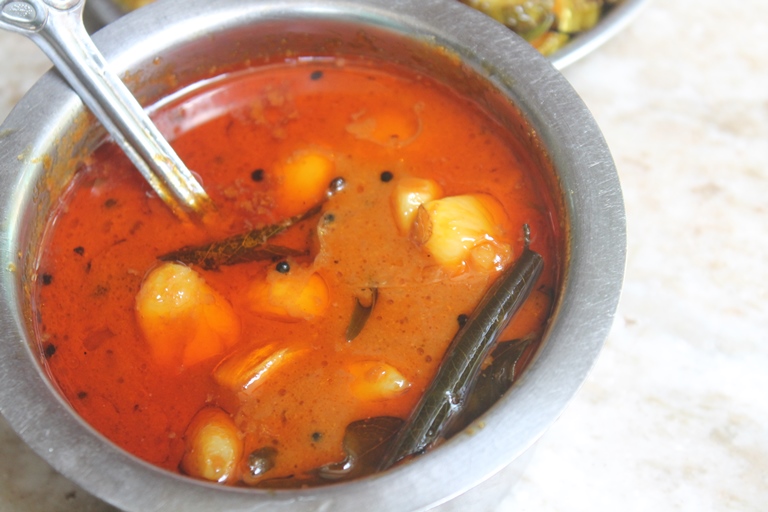 Poondu Puli Kuzhambu Recipe - Garlic Kuzhambu Recipe - Yummy Tummy