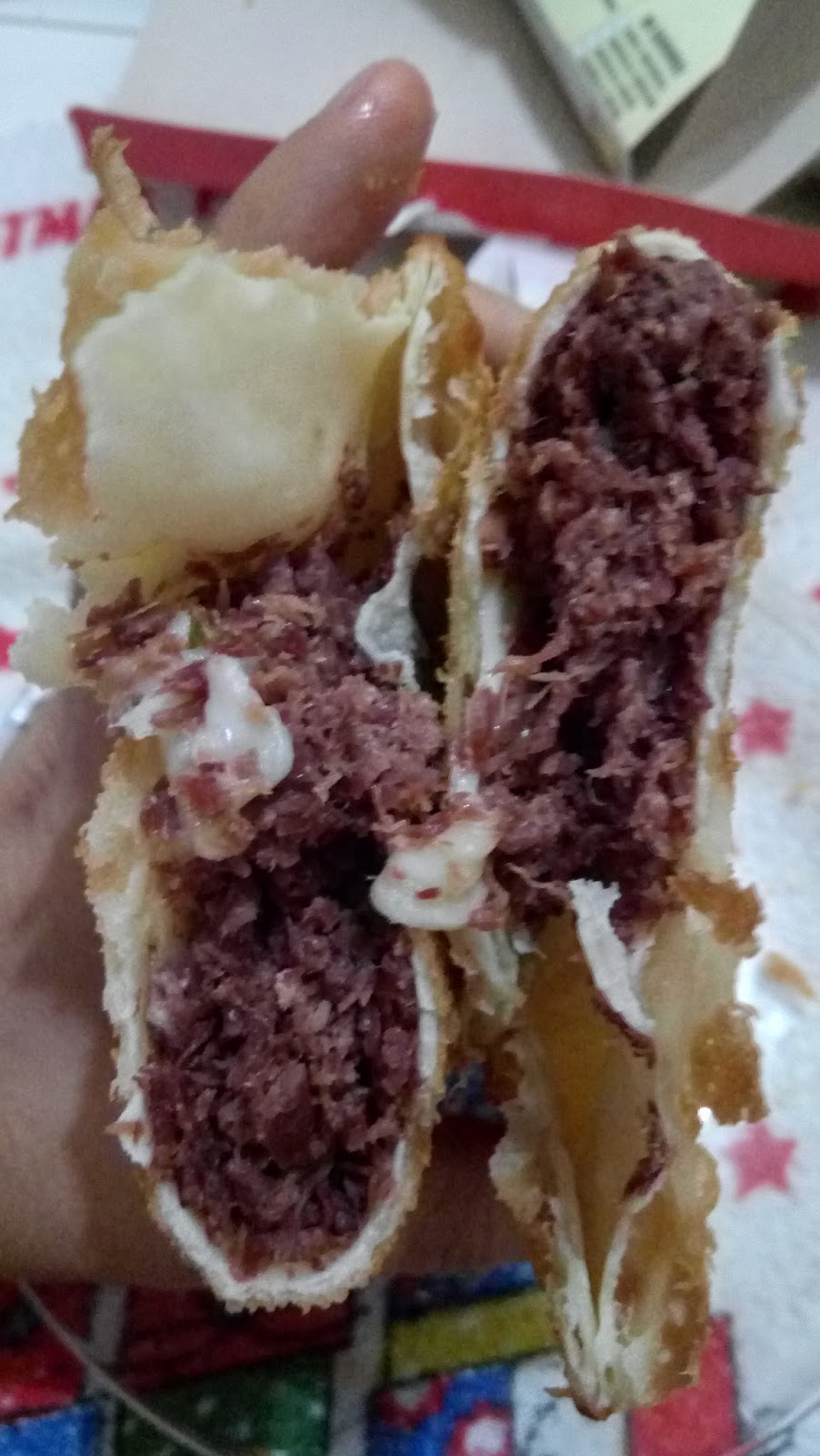 Pastéis generosos, bem recheados e saborosos, pena que o pastel doce e ...