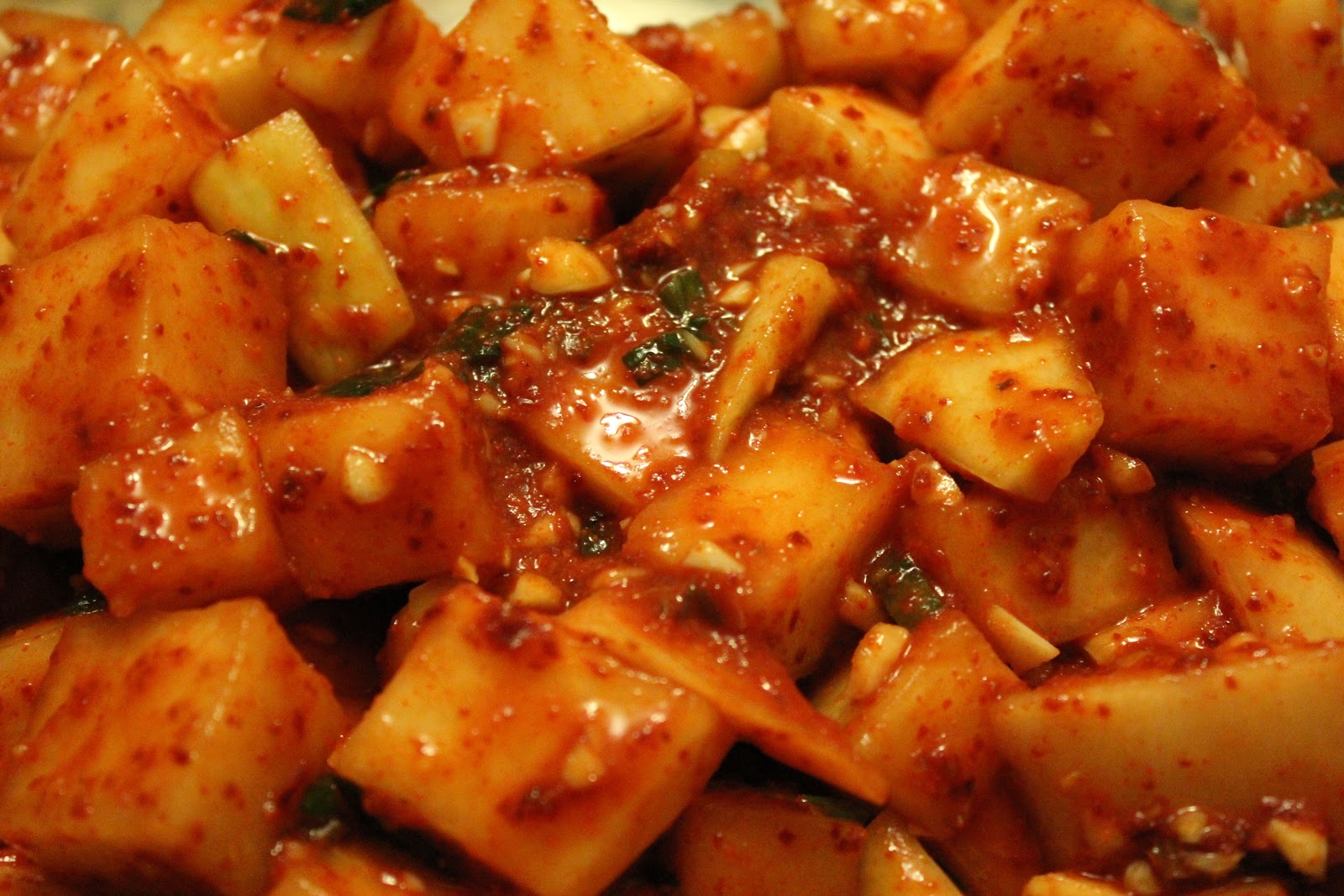 gosomi : Kkakdugi (cubed radish kimchi)