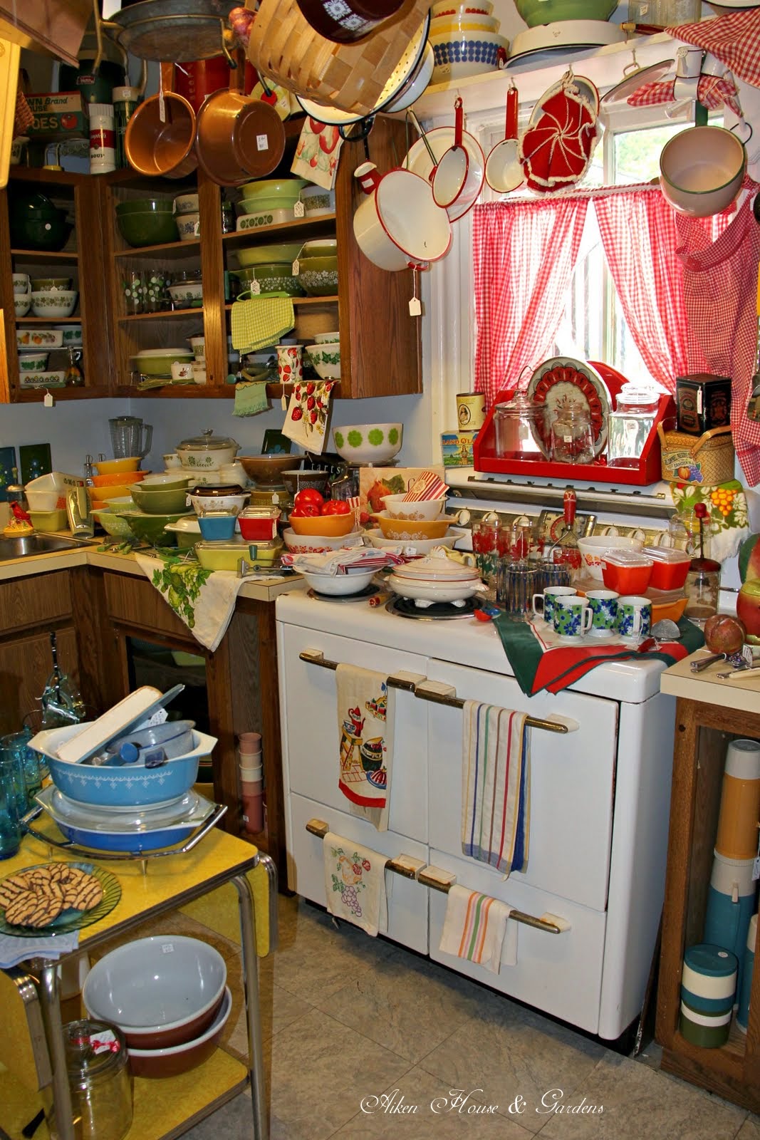 Aiken House & Gardens: Colorful Vintage Shop