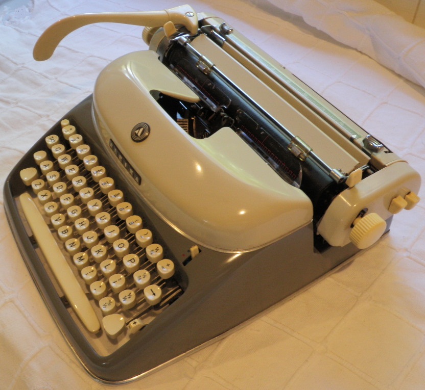 oz.Typewriter: The Alpina: Great portable typewriter now packs 500 ...