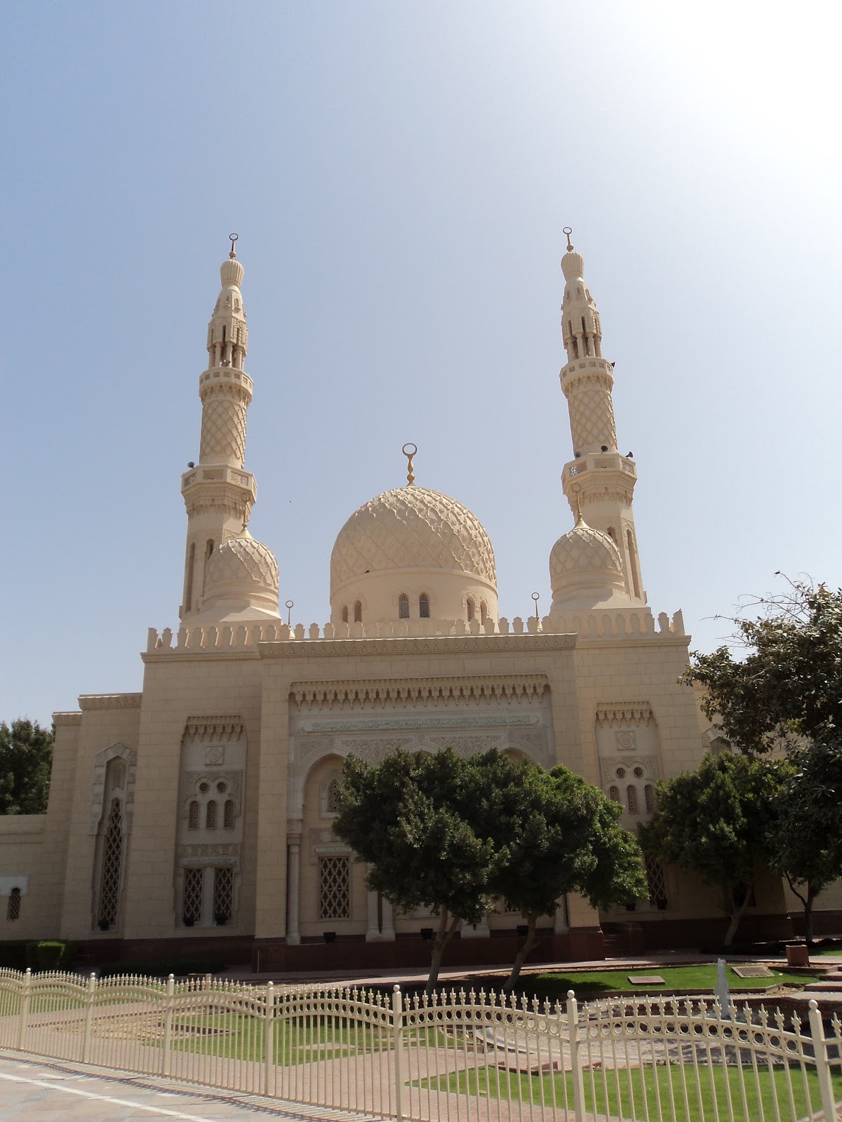 Oriental Adventures: The Jumeirah Mosque - Dubai, UAE