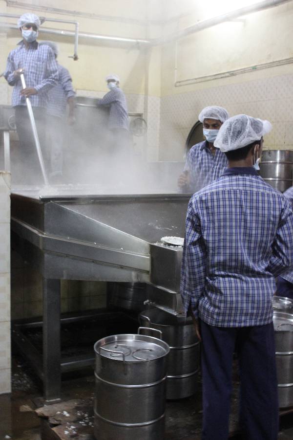 Each centralized kitchen has the capacity to cook between 50 000 to 150 ...