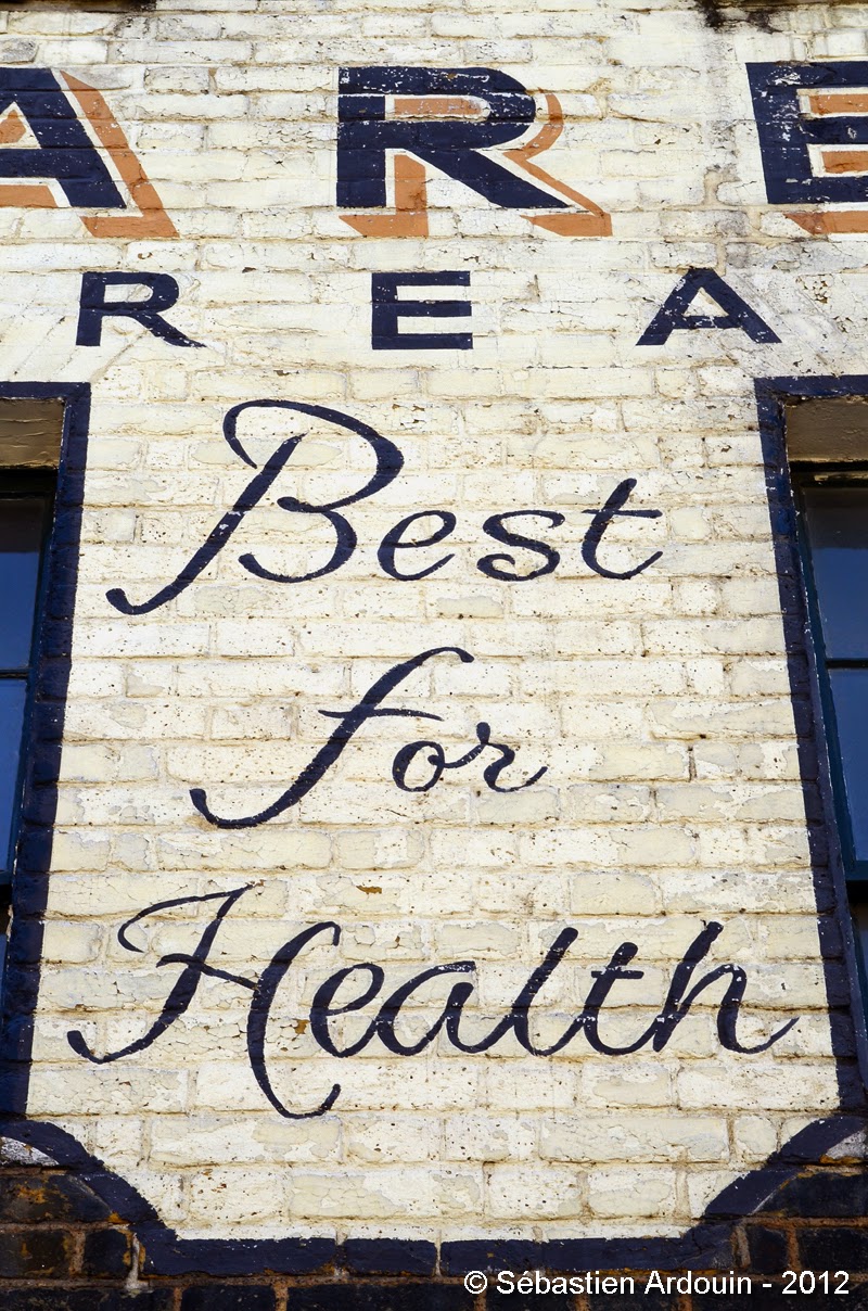 Painted signs and mosaics: Daren, Stepney