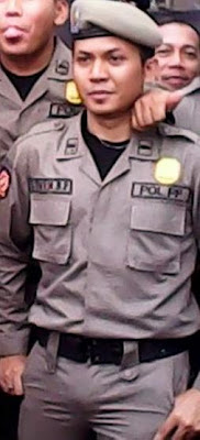 KEANAPA AKU MENYUKAI PAK POLISI?: Maret 2014