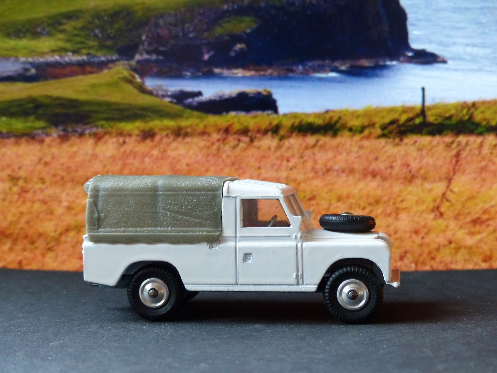 I LOVE CORGI TOYS: Land Rover colours