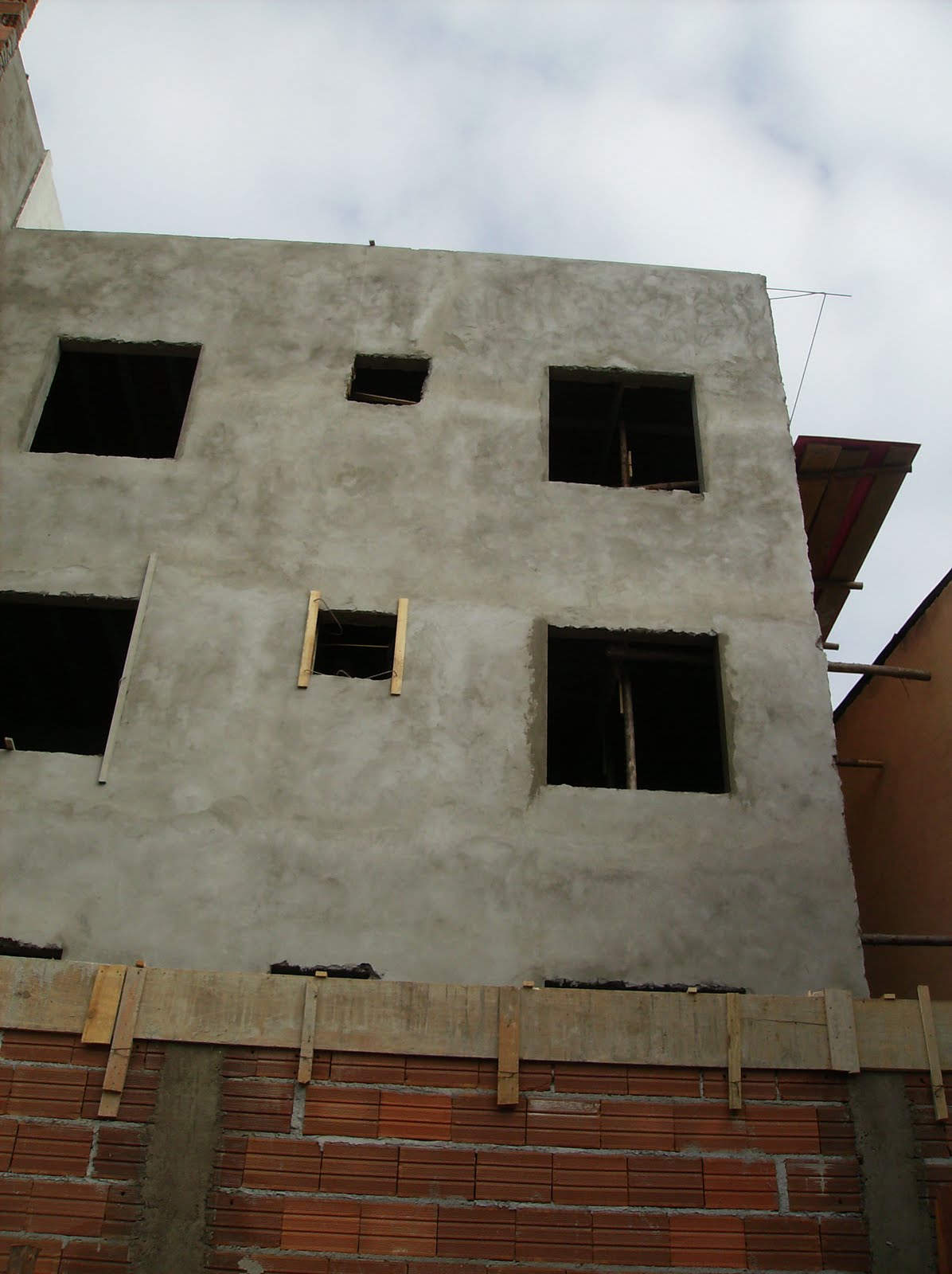 RESIDENCIAL AZALEIA: 15/junho/2011 - Iniciando o revestimento externo