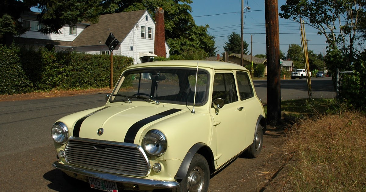 OLD PARKED CARS.: 1968 Austin Mini Mark II.