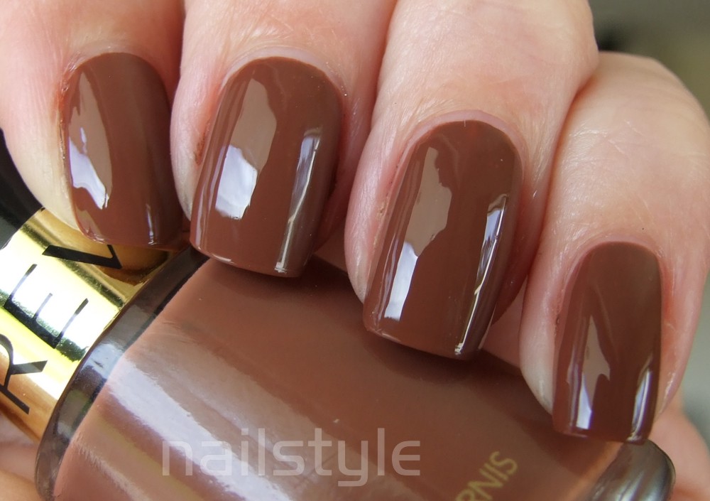 Nailstyle: Revlon Totally Toffee with stamping