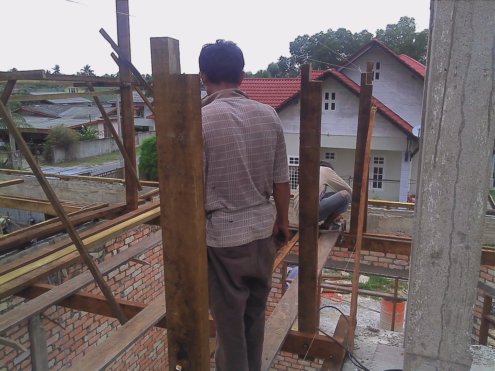 BINA BUNGALOW SENDIRI: LANGKAH 10 DAN 11: MEMASANG KEKUDA KAYU