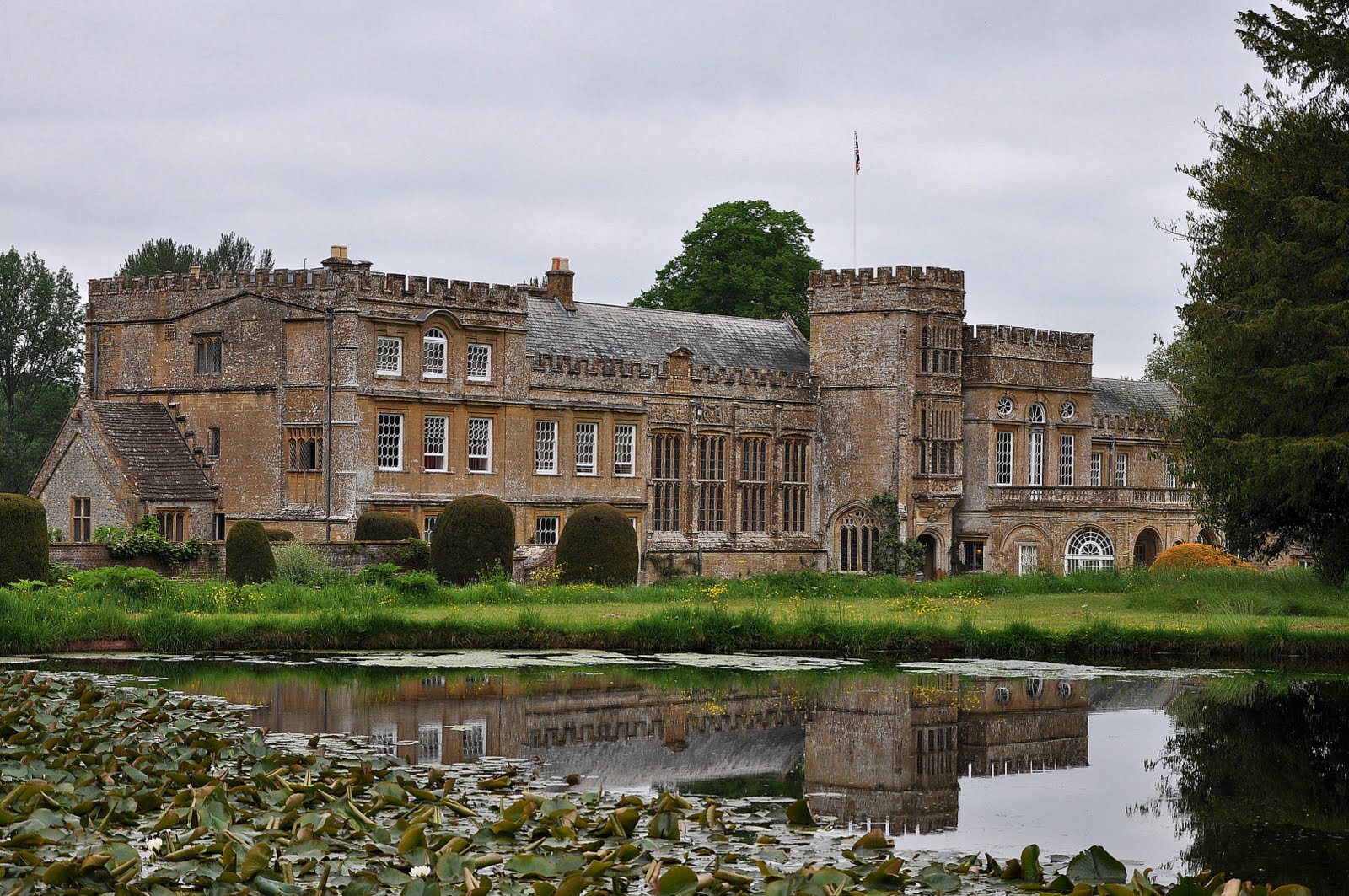 Cats, Dogs and Eiderdowns: Five Go To Forde Abbey!