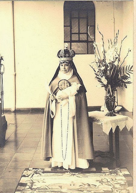 What is the big oval amulet over the neck in every painting of Sor ...