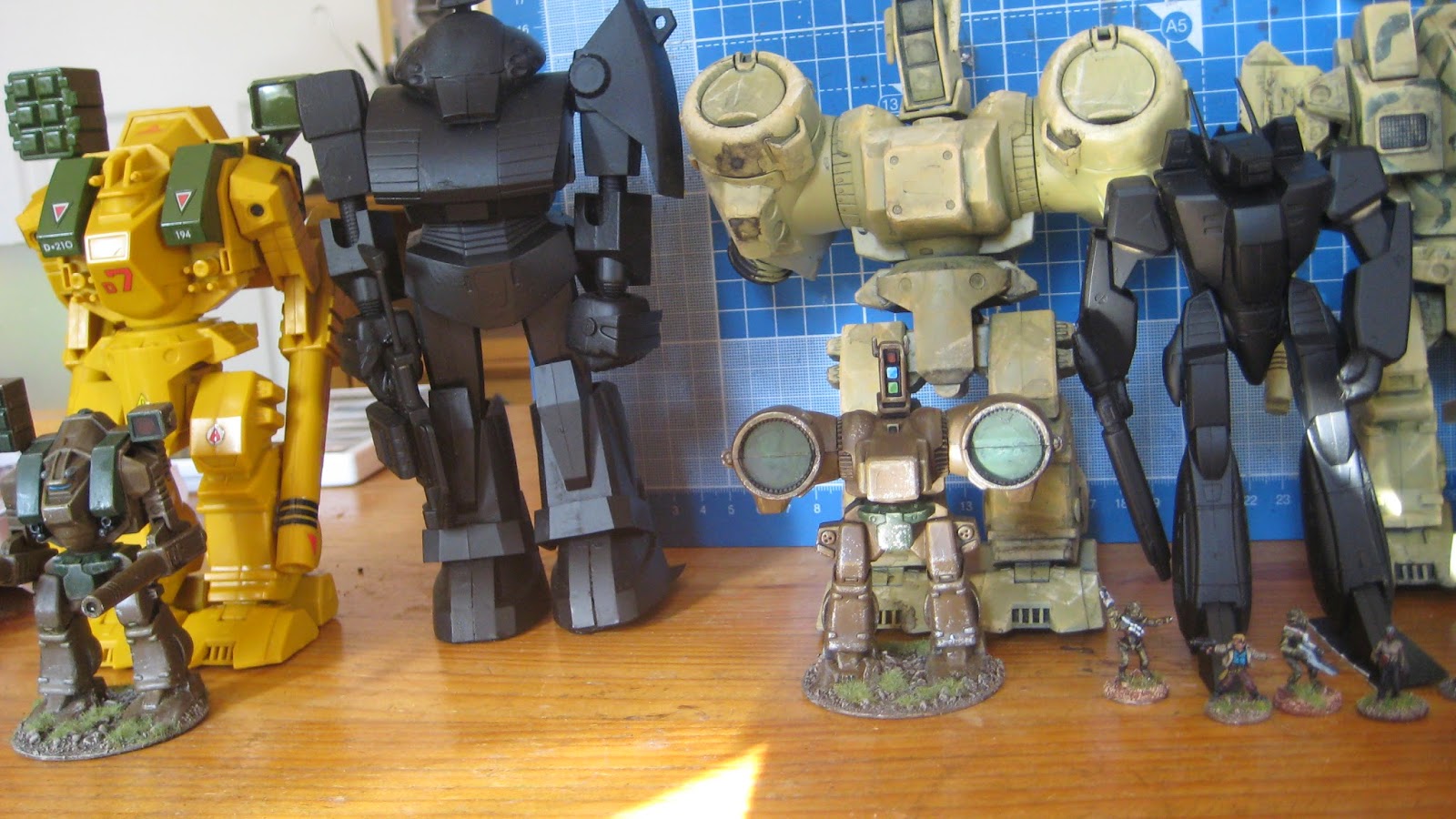 Stealthy chinwag: More big mechs