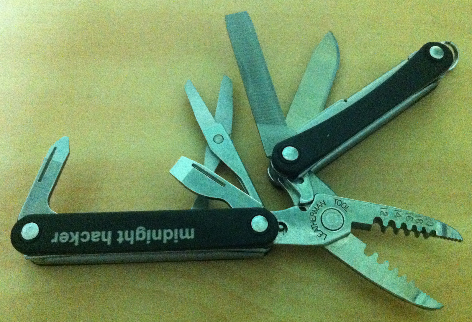 葉難: 電工用迷你工具鉗Midnight Hacker（開箱文）