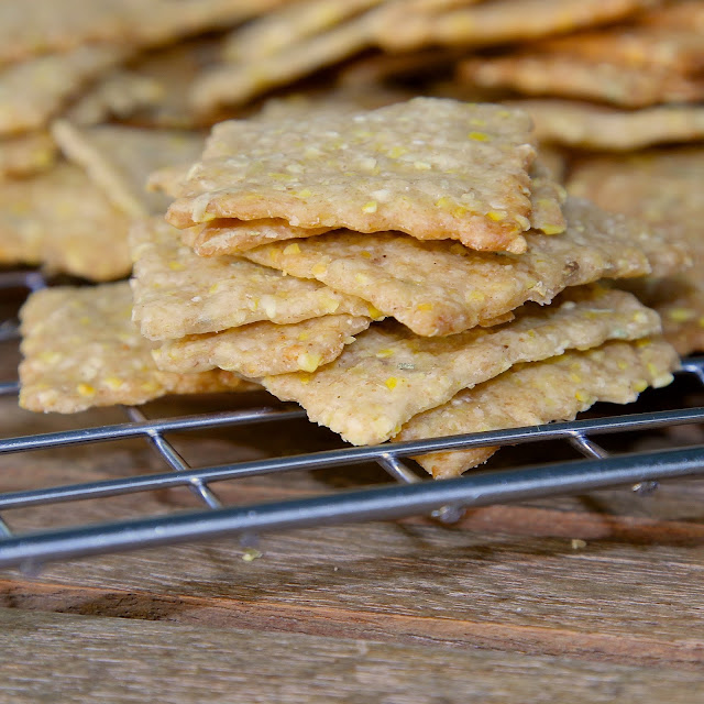 pepsakoy: Rosemary Cornmeal Crackers