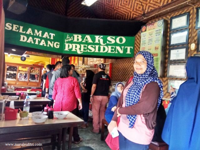 Nikmatnya Makan Bakso President di Tepi Rel Kereta Api [ Nurul Sufitri ...