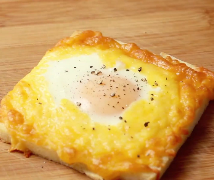 Kookkuns: Gebakte kaasbrood met eier / Oeufs au fromage