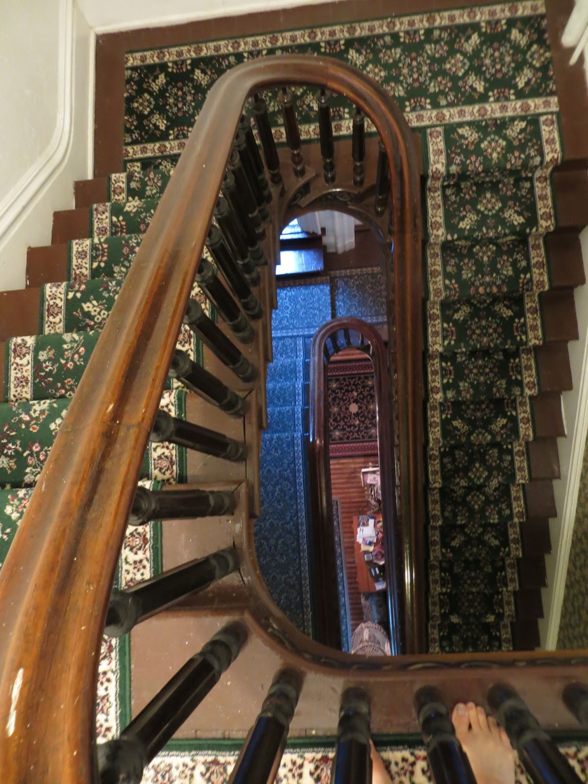 Sweet Meanderings: De-cluttering Robards Mansion and Guess Who Dropped ...