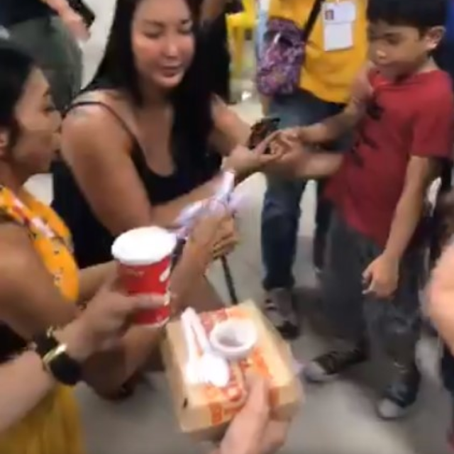 Mader Sitang shares early Christmas treat to Manila's poor Children ...