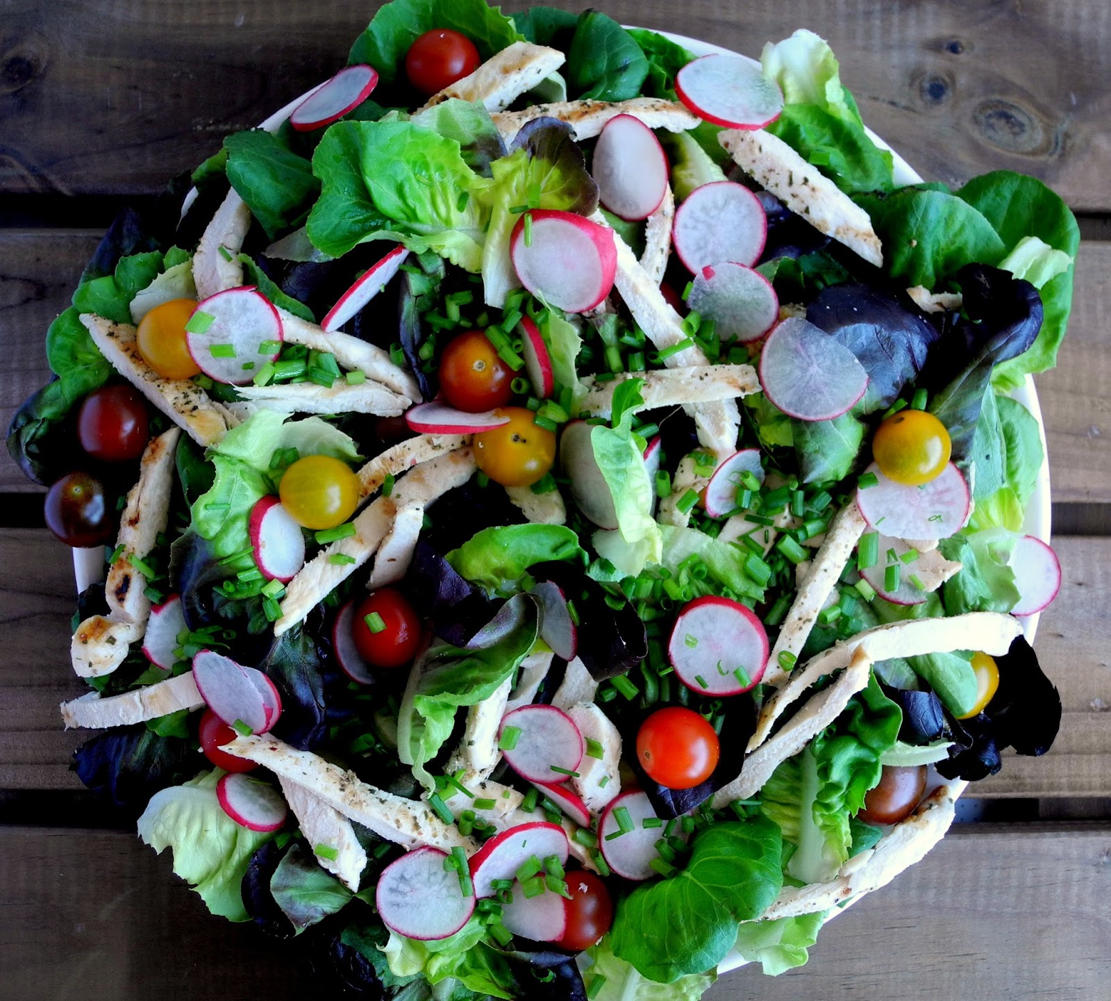 O Meu Tempero: Salada de frango com alface, mini tomates e rabanetes