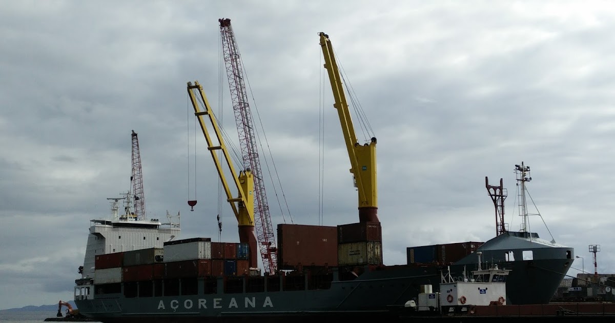 PORTO DA CALHETA: Navio Porta-Contentores Corvo