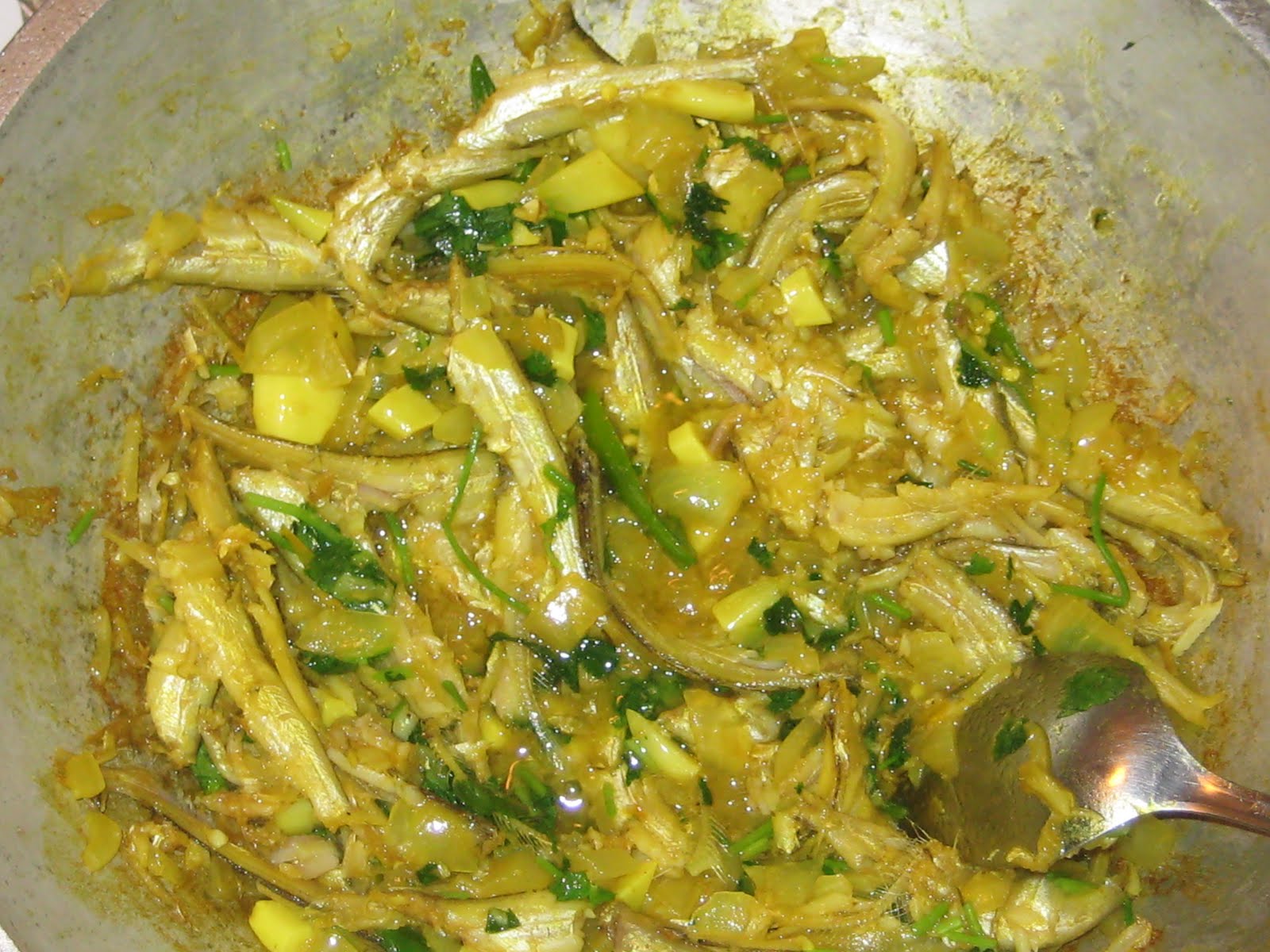 Bengali Style Small Long Fish Curry (Kajli Fish Curry) ~ Lucky's Recipes