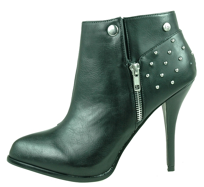 Oficjalny blog sklepu ZEBRA: Moda na ćwieki w sezonie 2012