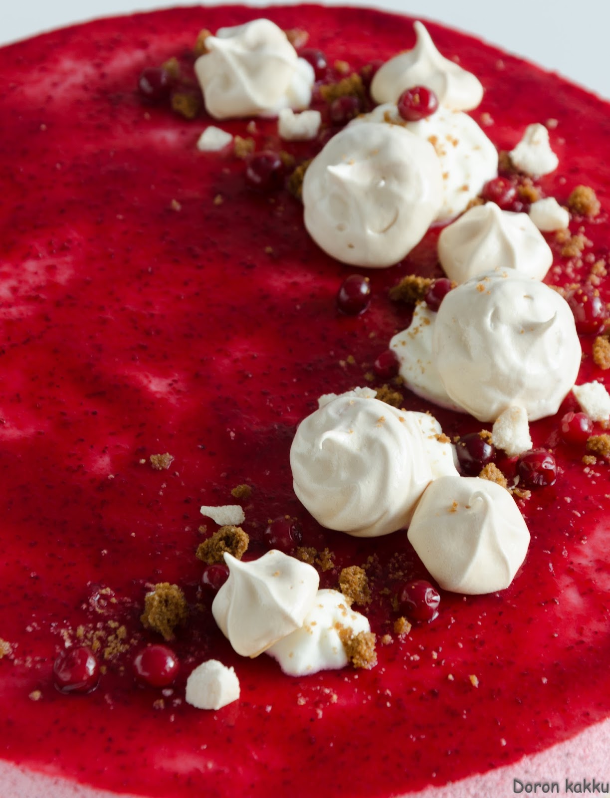 Doron kakku: Kinuski-puolukkamoussekakku!