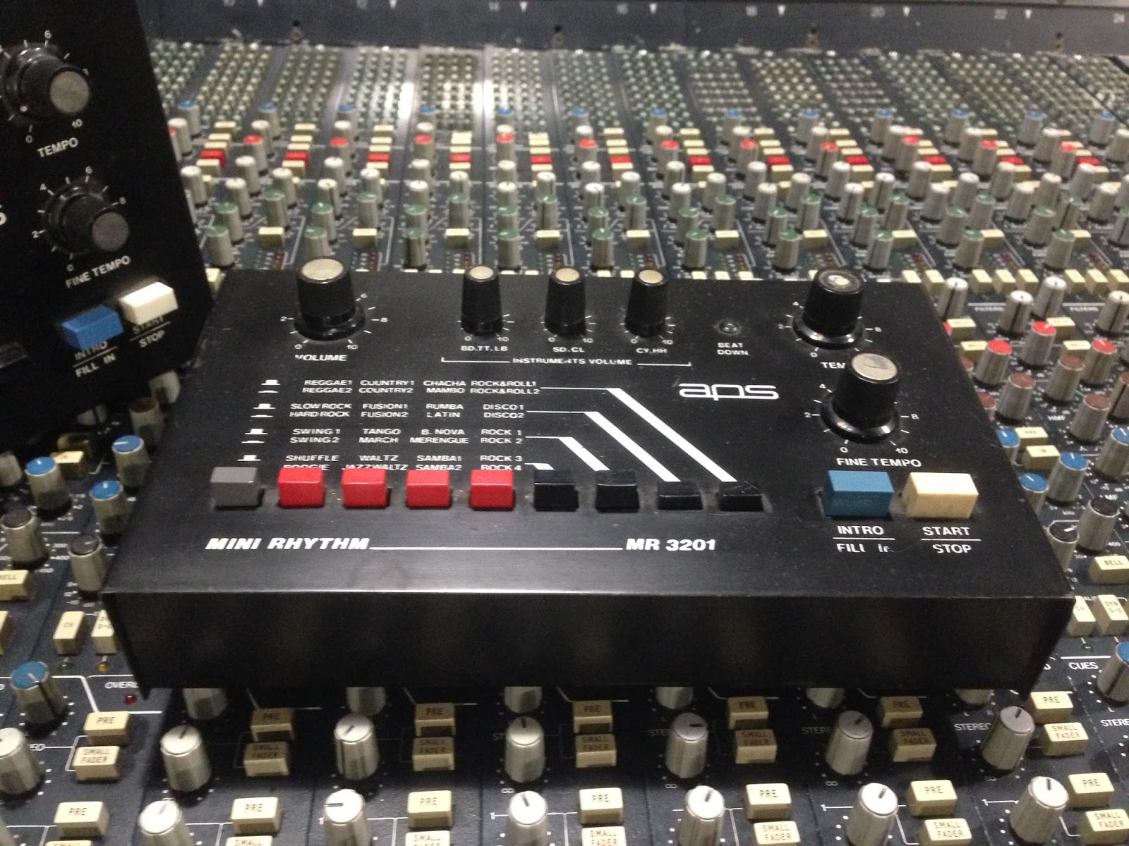 Infrequent Sound [sex.tex] technology: APS Mini Rhythm MR 3201 automat ...