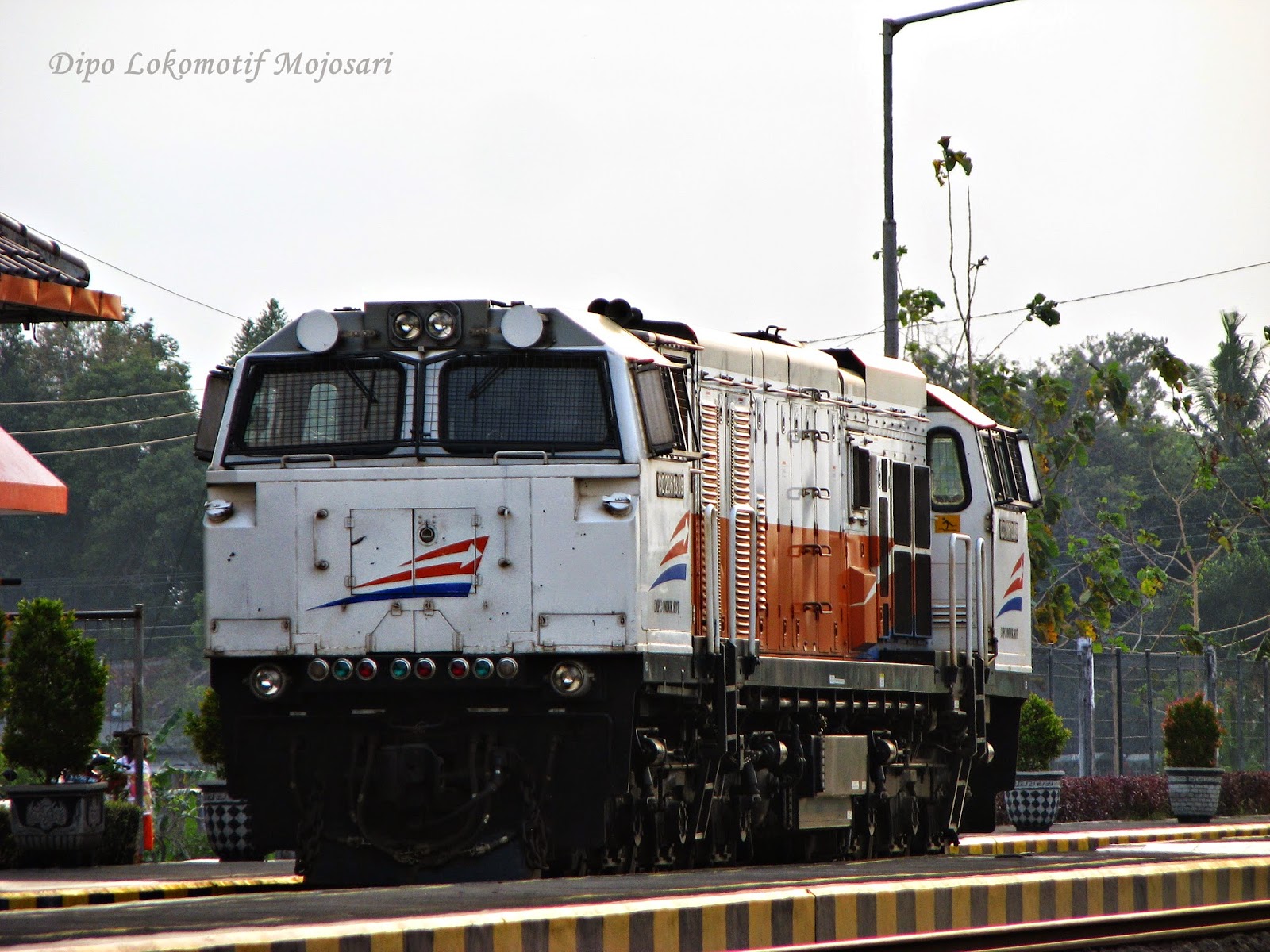 Kereta Api Indonesia: Rangkaian Taksaka dan Lokomotif CC206 di Stasiun ...