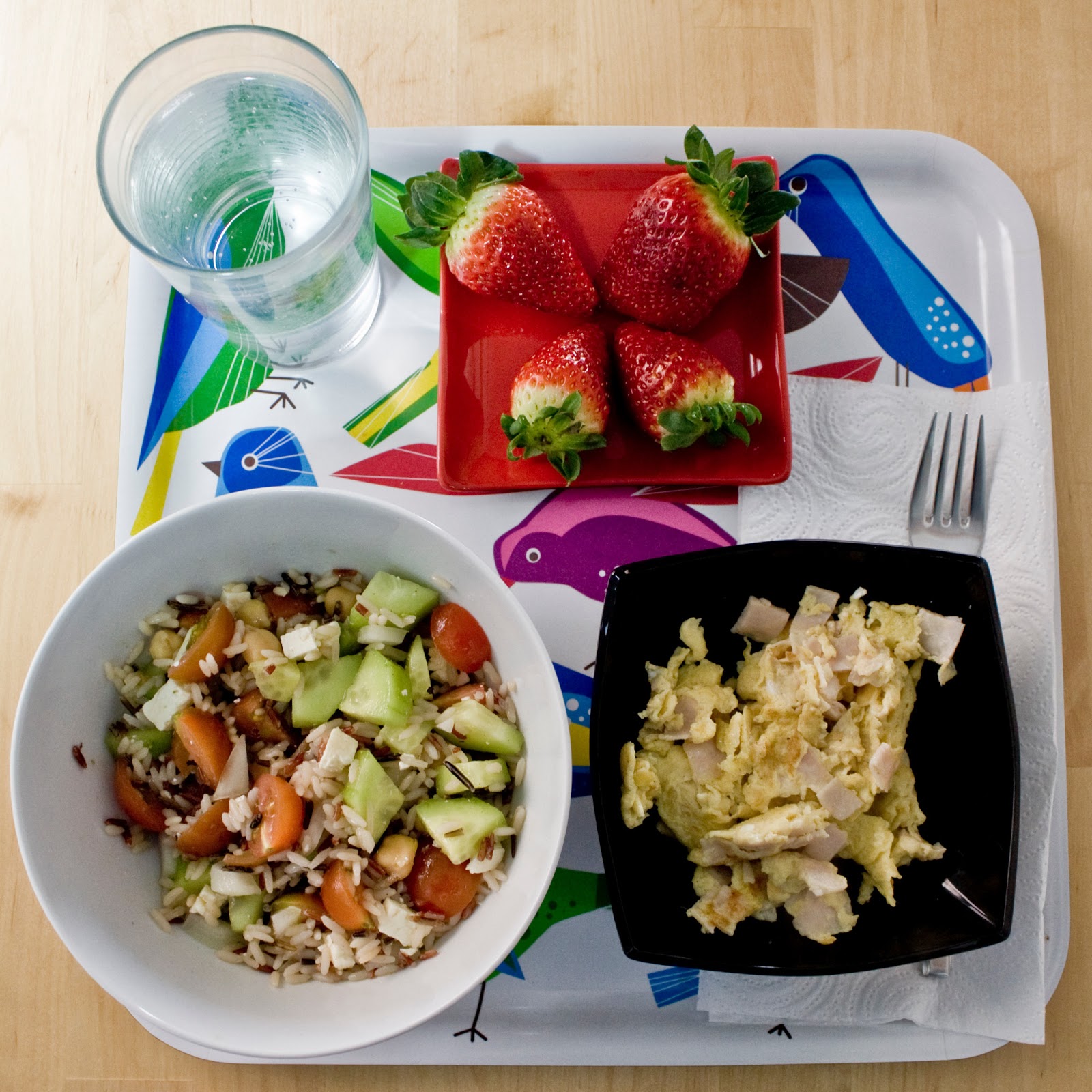 Blootiful: Ensalada con arroz y huevos revueltos con pavo, de postre fresas