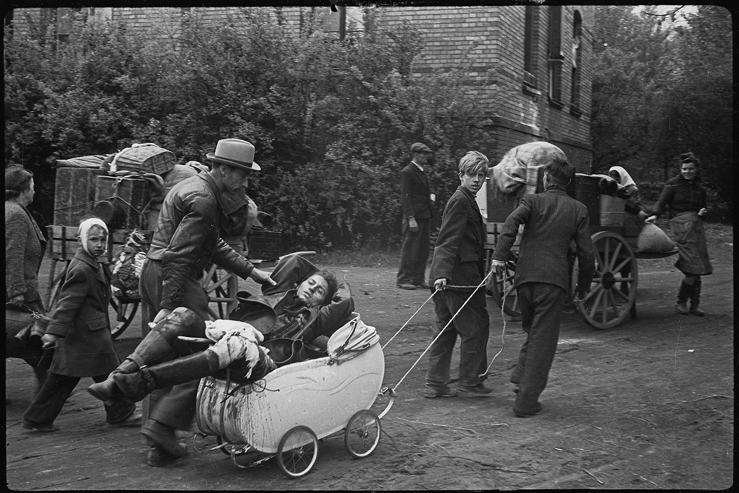 32 Rare and Amazing Vintage Photographs Capture the Ruins of Berlin ...