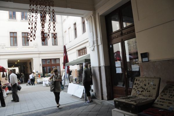 Cool studio flat for rent in the ♥ of Budapest: my street - Gozsdu Court