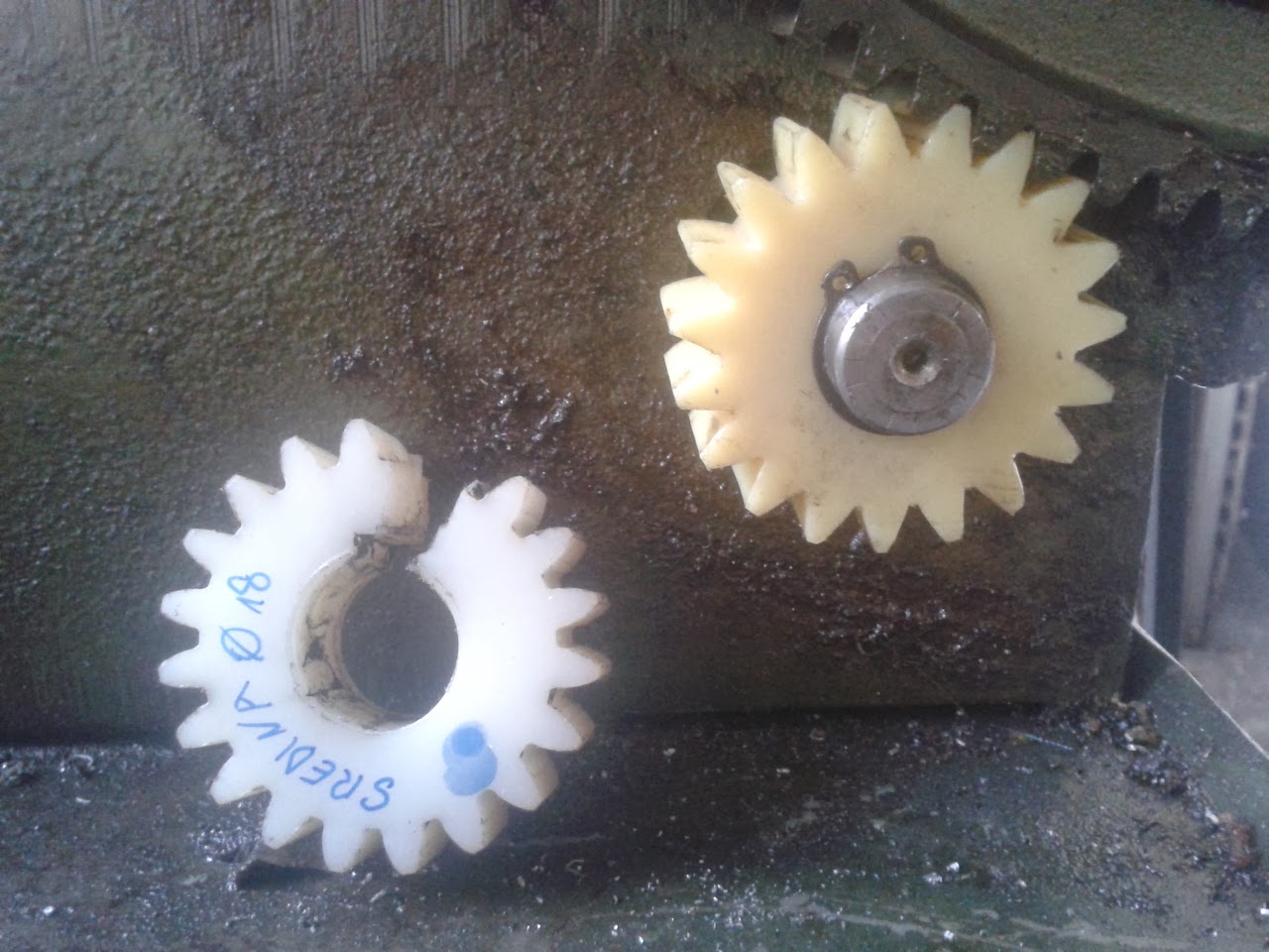 TEHNIČNA PLASTIKA / Engineering plastics (konstrukcijska plastika ...