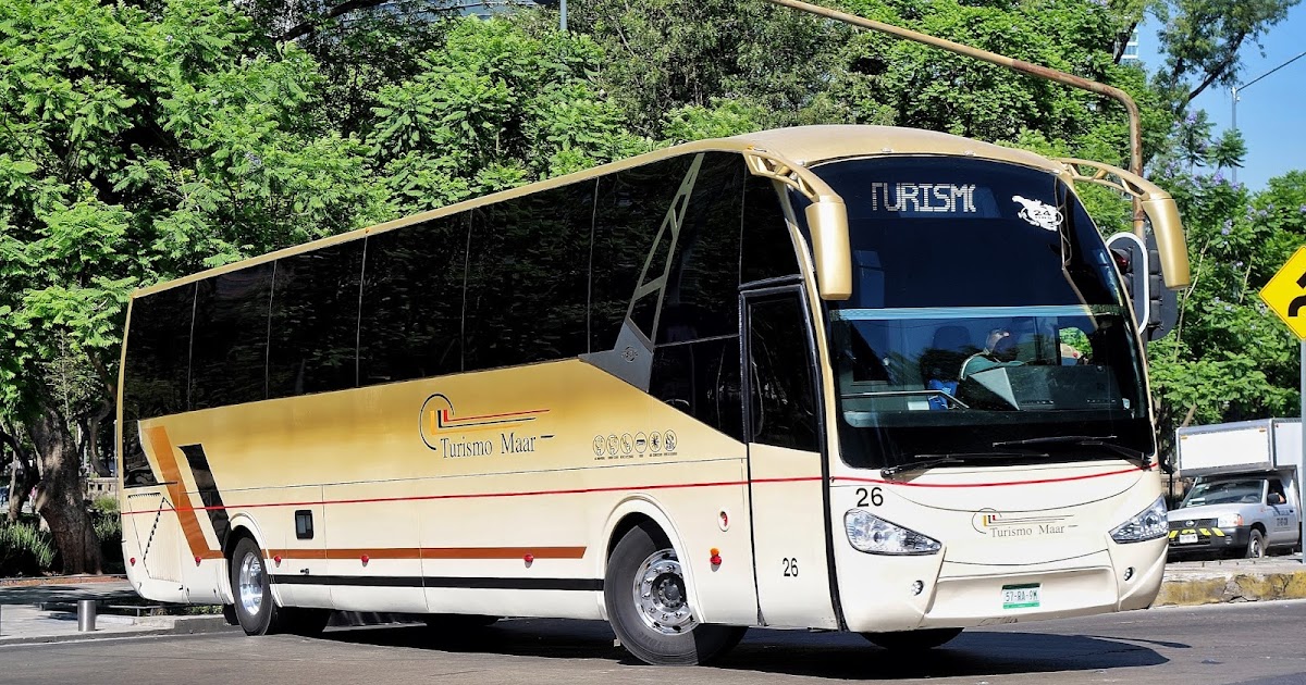 Tres fotografías de autobuses de la flotilla de TURISMO MAAR.