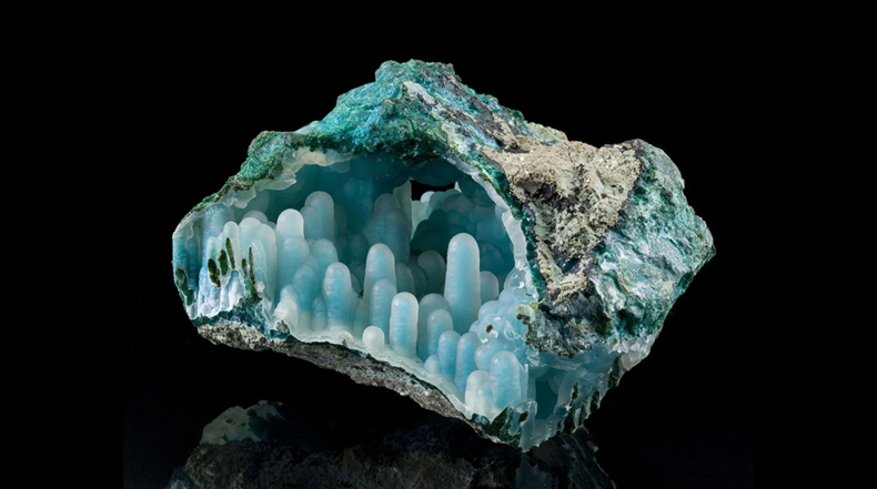 Impresionante mineral azul-verde con una increíble textura en su ...