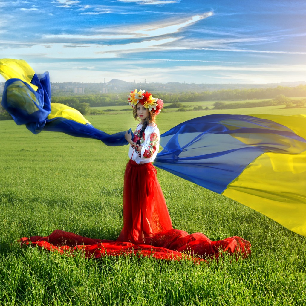Демарш Девущка с флагом УКРАИНЫ ФОТО
