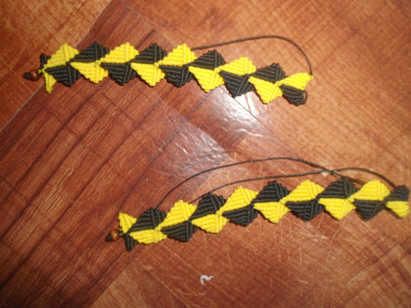 MANILLAS EN MOSTACILLA Y MACRAME: MANILLAS EN MOSTACILLA