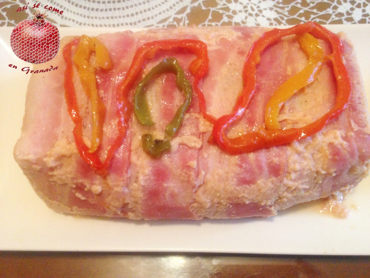 Así se come en Granada.: Terrina de carne de pollo con pimientos variados