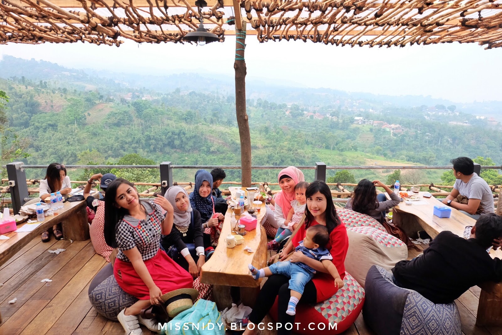 Makan Angin di Lereng Anteng Panoramic Coffee Place Bandung