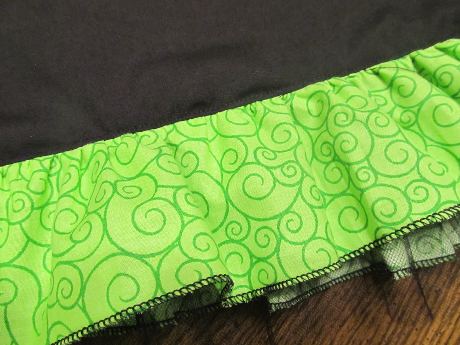 Mud Puddles & Daisies: Little Girls Ruffle Skirt Tutorial