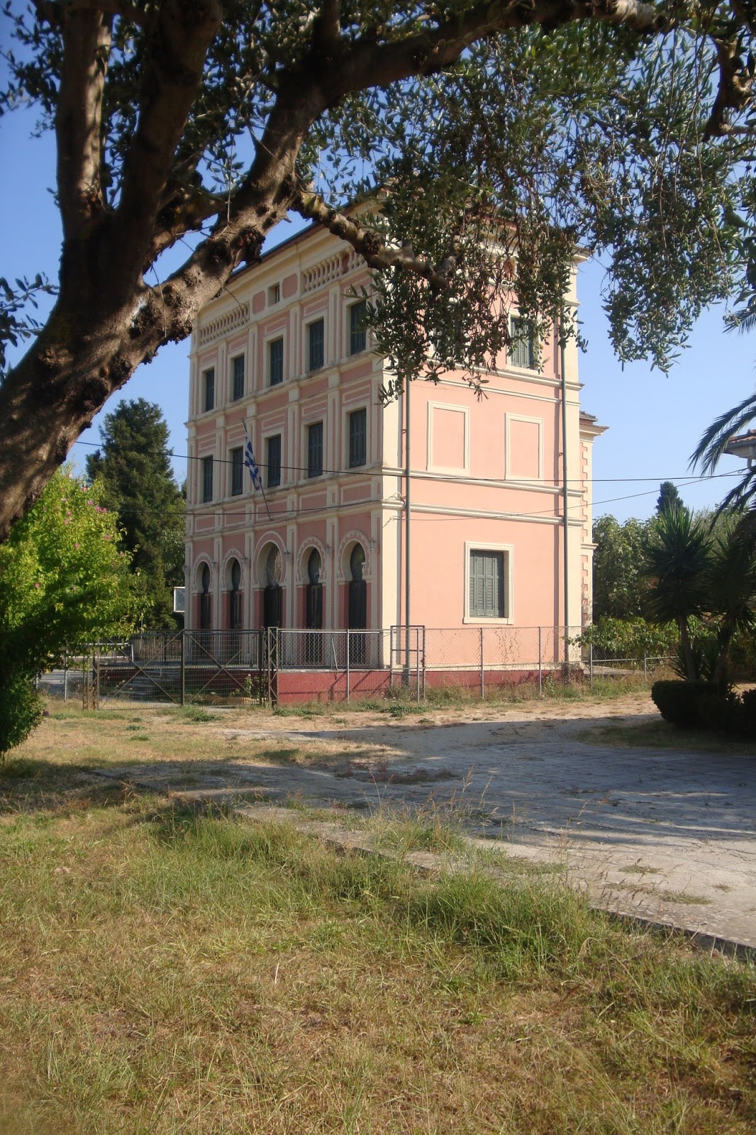Συλλέκτες ακροκεράμων.: ΝΕΟΚΛΑΣΣΙΚΑ ΚΤΙΡΙΑ ΑΠΟ ΤΗΝ ΚΕΡΚΥΡΑ
