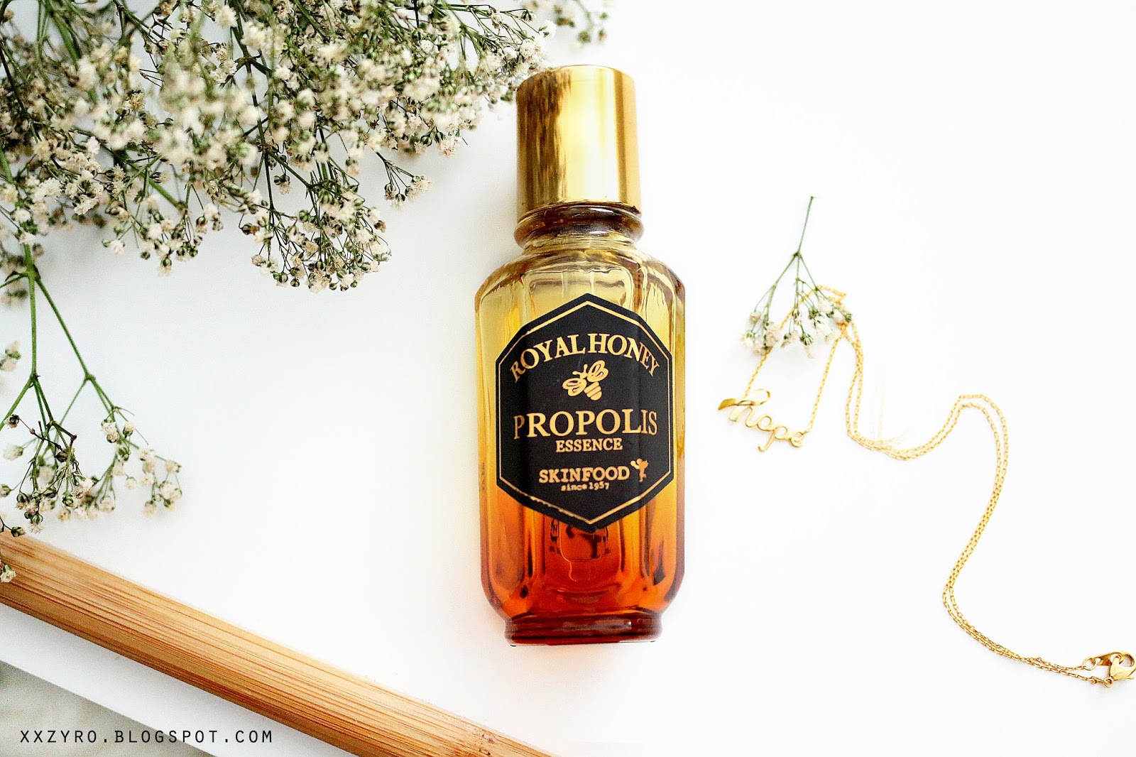 xxzyro: { Review } Skinfood Royal Honey Propolis Essence
