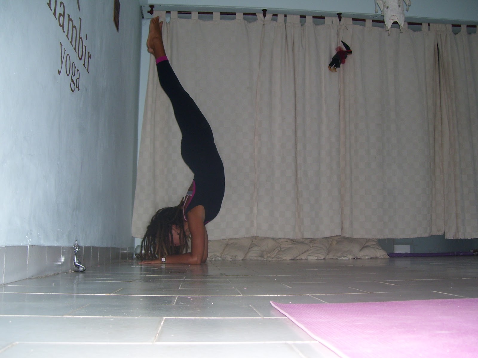 Nambir yoga: Paro de manos, y de cabeza