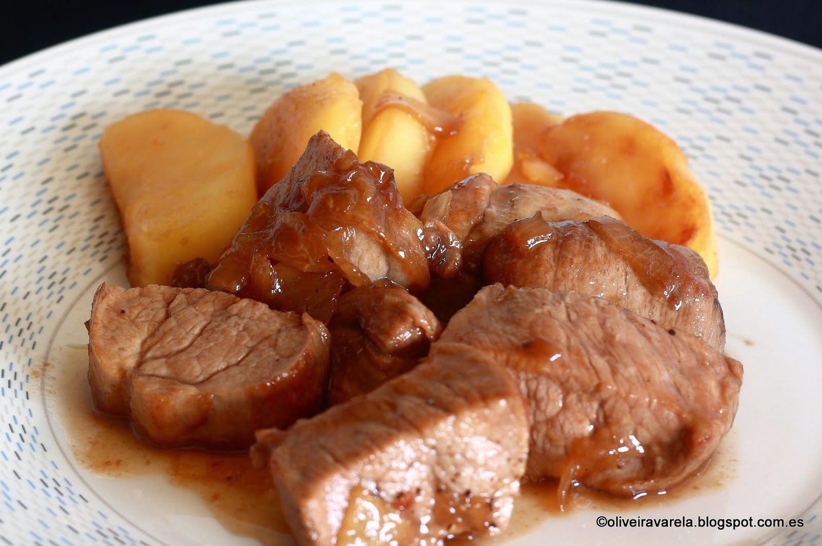 Solomillo de cerdo con salsa y manzana