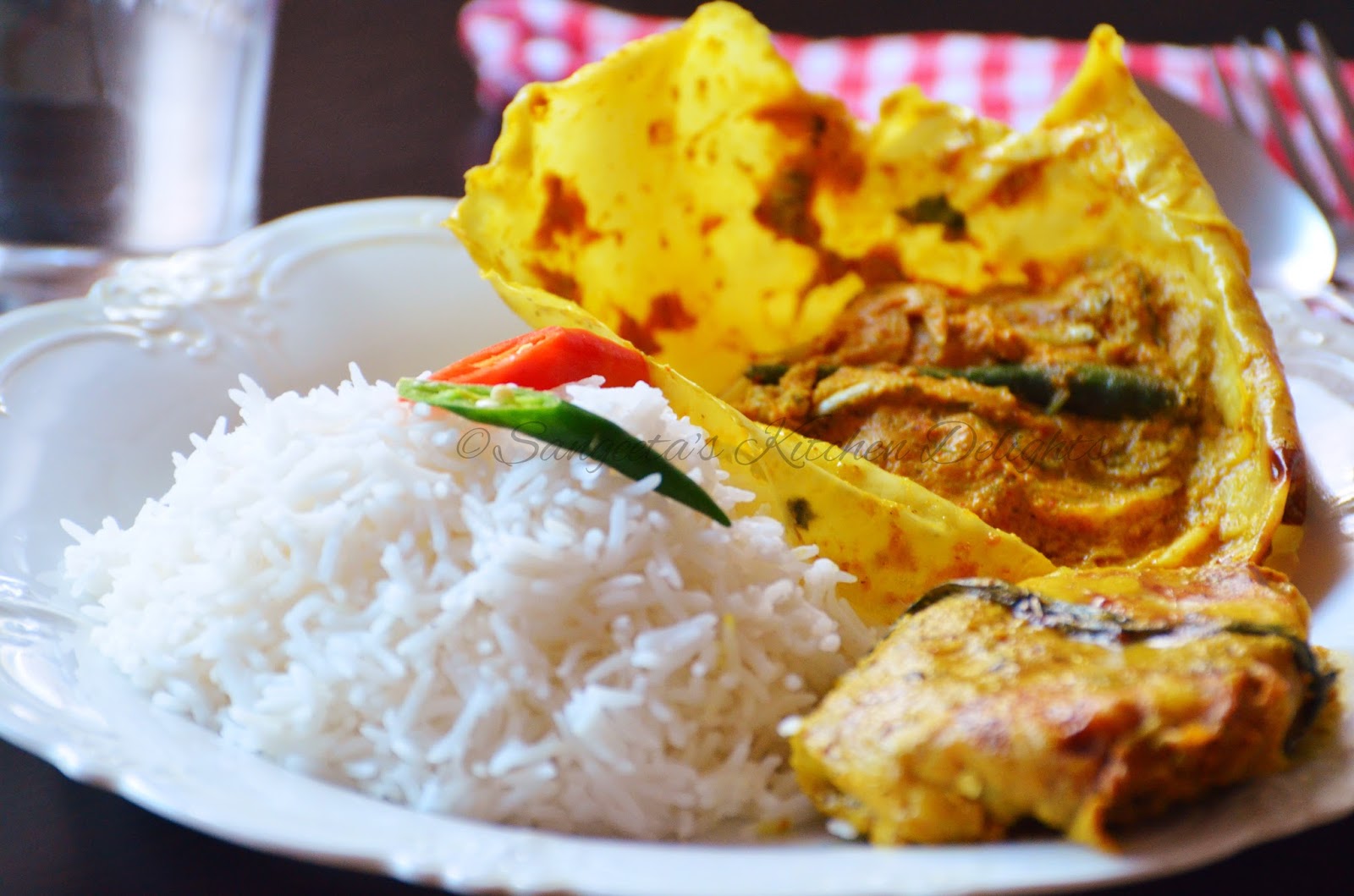 Bhadhakopir patay Kachki Macher paturi/ Kachki Macher Gravy Paturi ...