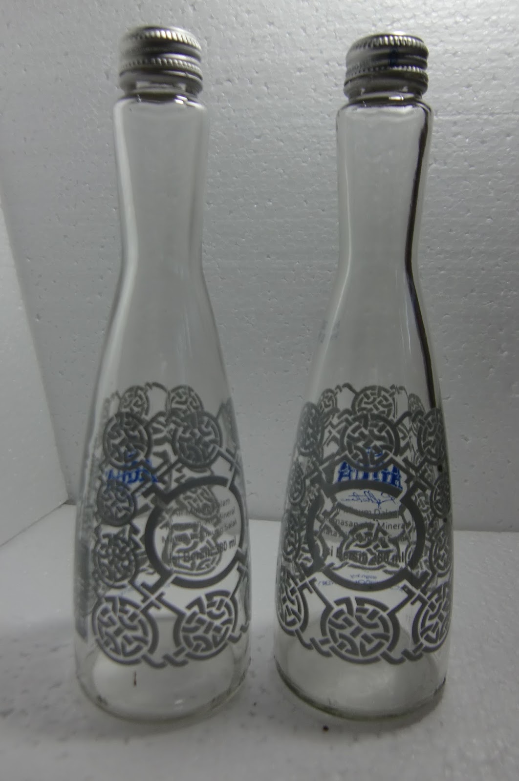 CILEGON ANTIK: Botol Kaca Model Unik Motif Warna Biru